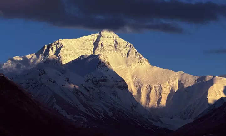 Injuries on Mt. Everest: Serac Collapse Affects Climbers